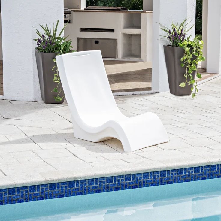 Vero Pool Chair | Modern Outdoor Comfort